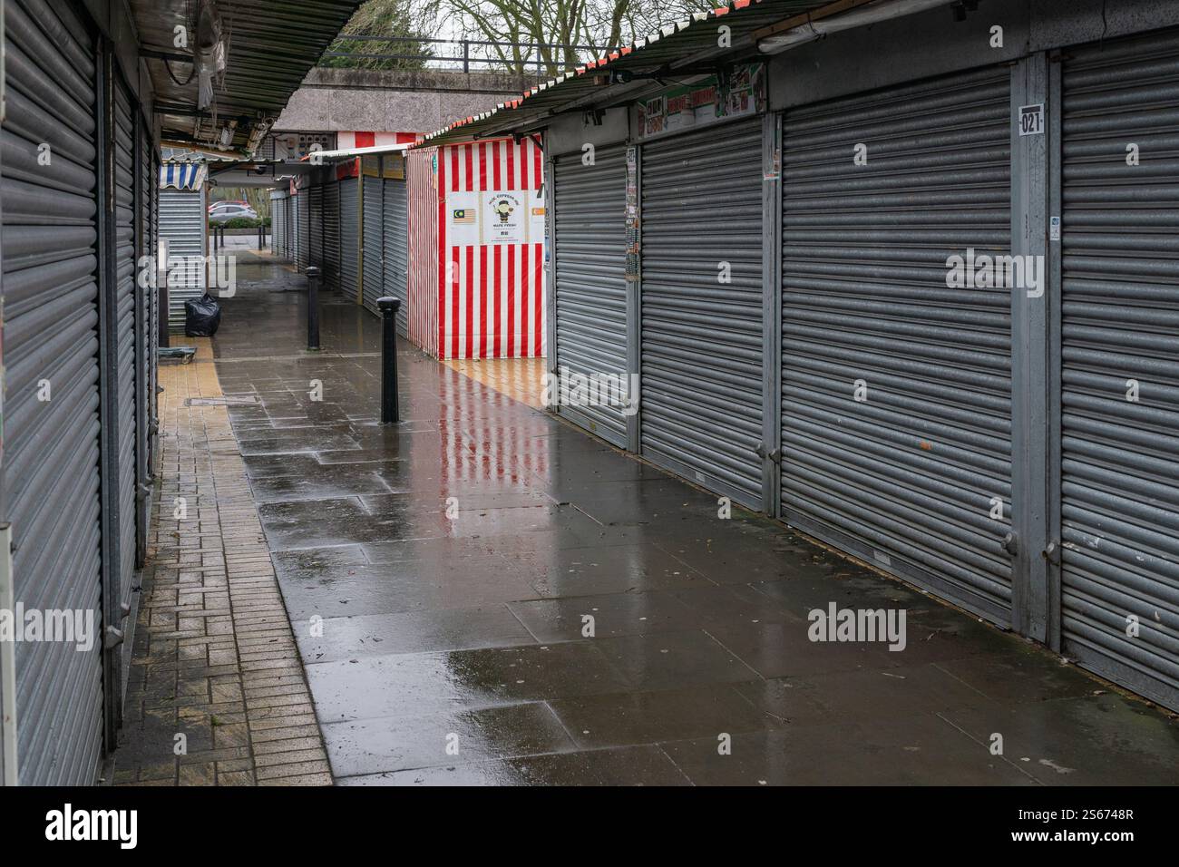 Closed and shuttered market stalls on a wet winter day, Open Air Market, Milton Keynes, UK Stock ...