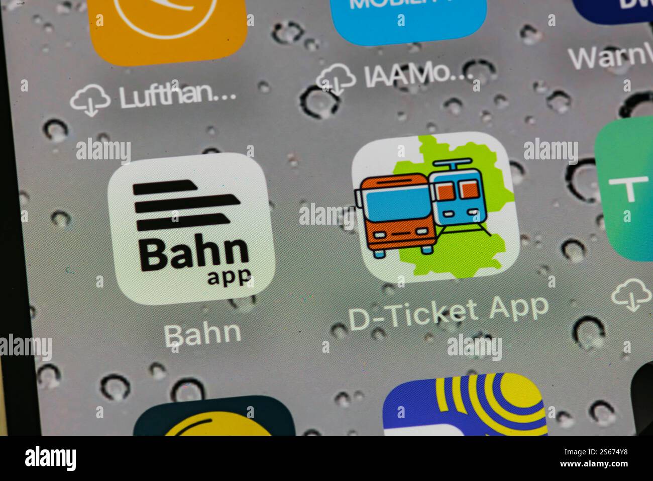 Apps auf einem Smartphone. Bahn App, Deutschland-Ticket. // 10.01.2025 ...