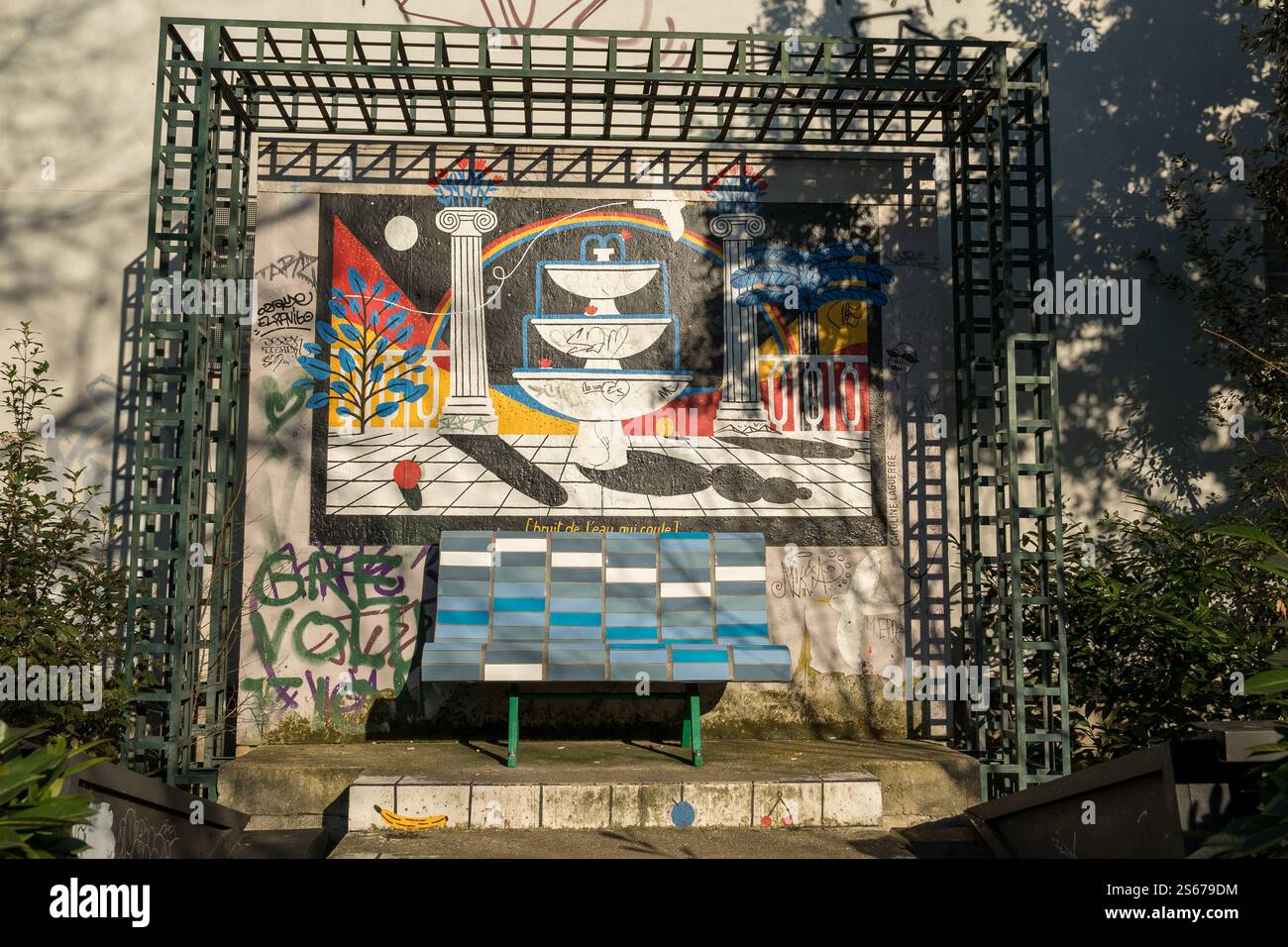 Colorful mural and bench in urban garden at midday Stock Photo - Alamy
