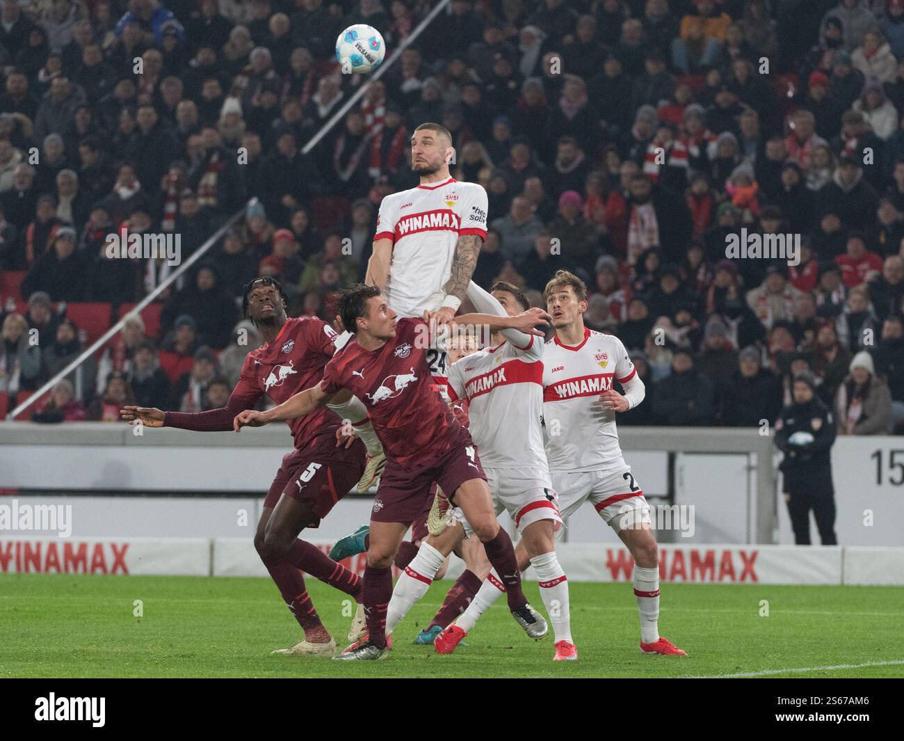 v.li. El Chadaille Bitshiabu (RB Leipzig, #05), Willi Orban (RB Leipzig ...