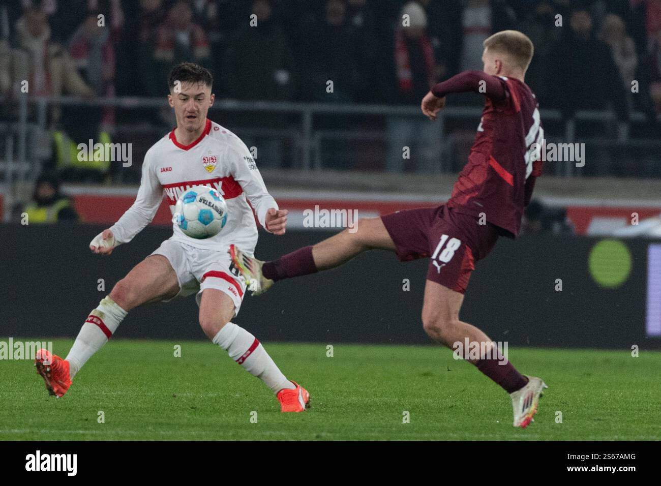 v.li. Angelo Stiller (VfB Stuttgart, #06), Arthur Vermeeren (RB Leipzig, #18) GER, VfB Stuttgart ...