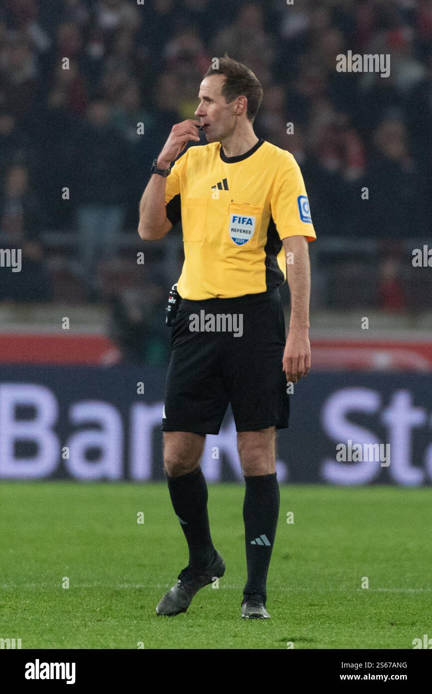 Schiedsrichter Sascha Stegemann, GER, VfB Stuttgart vs. RB Leipzig ...