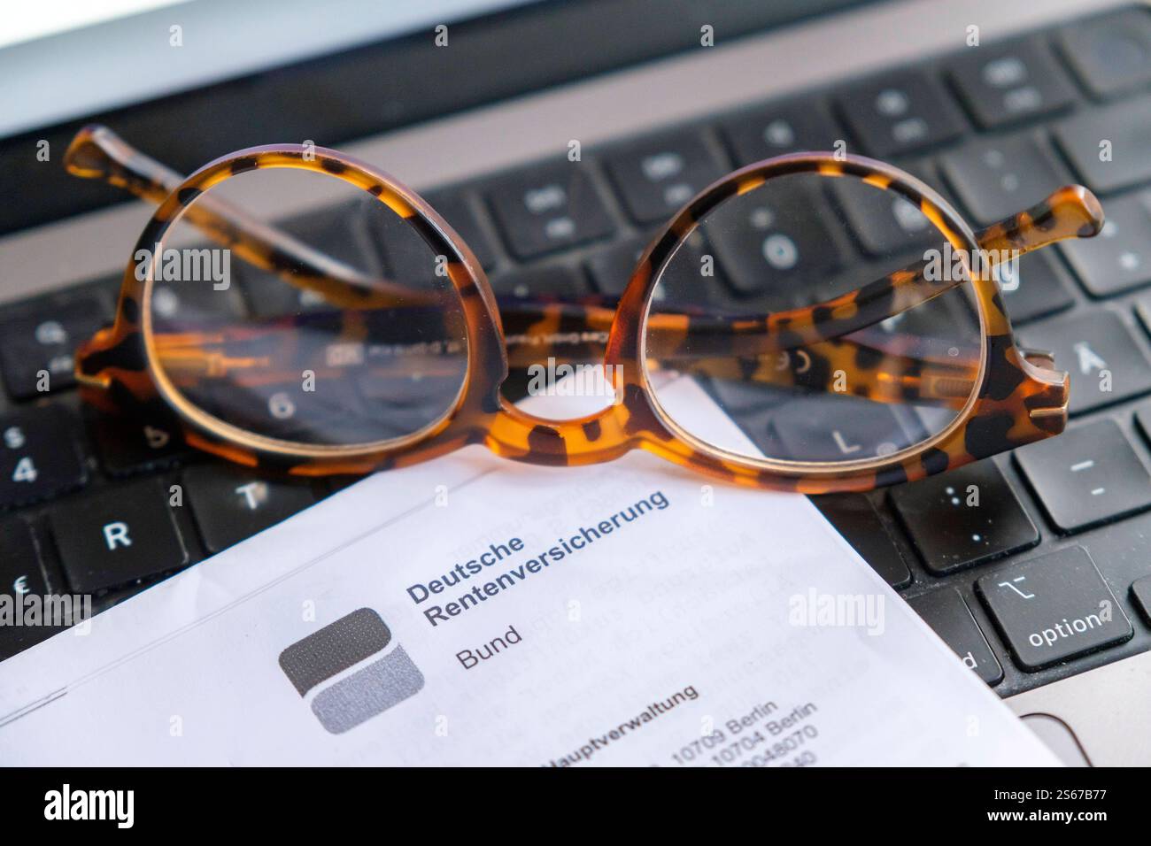 Korrespondenz der Deutschen Rentenversicherung mit Brille ...