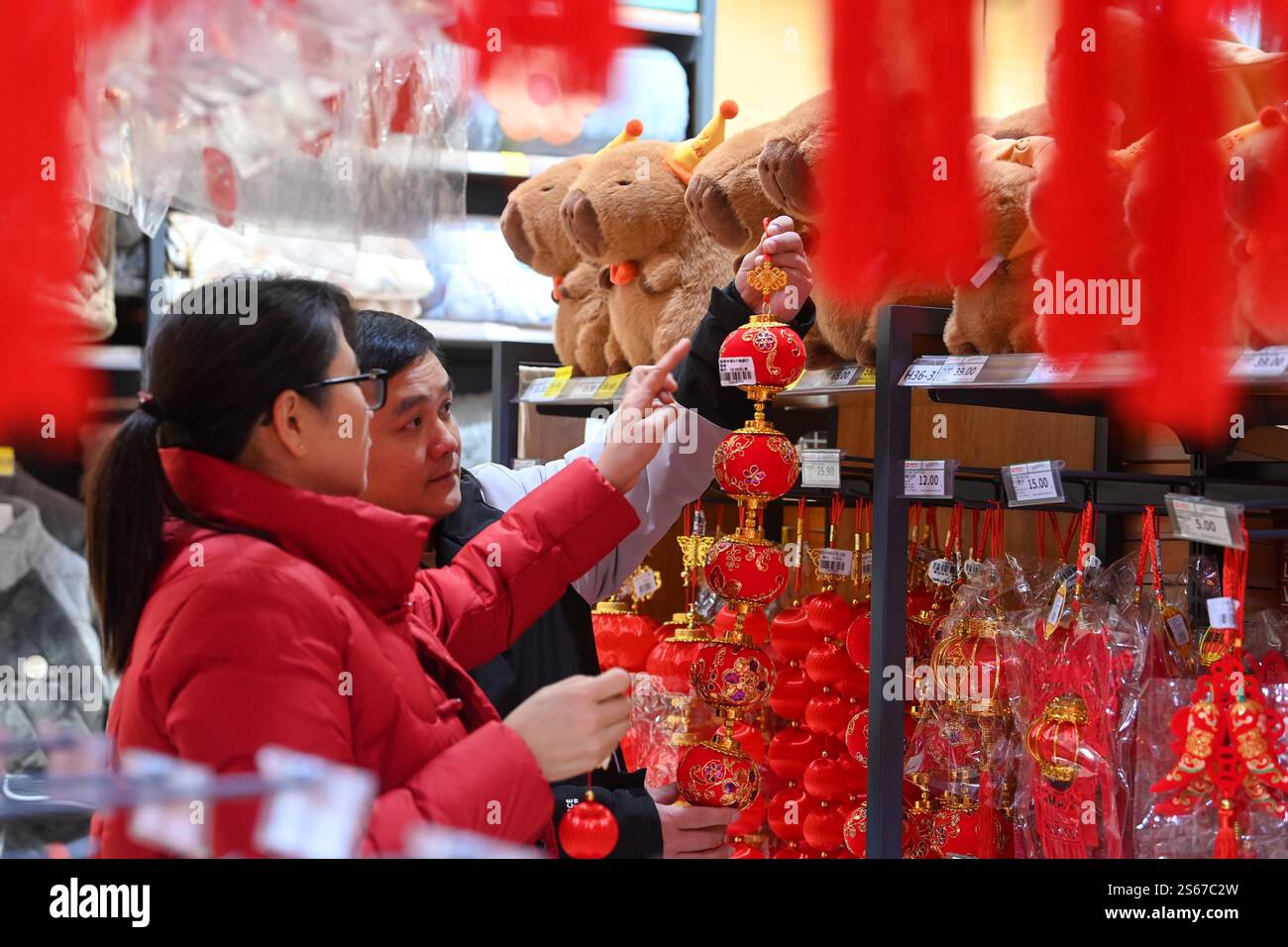 People select Spring Festival decorations in a market in Chongqing ...