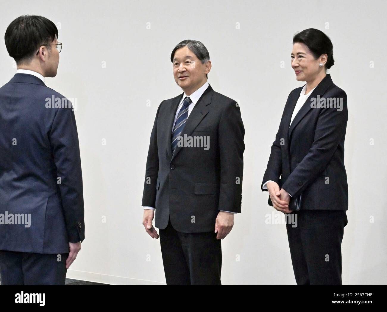 Japanese Emperor Naruhito (C) and Empress Masako visit Hyogo ...