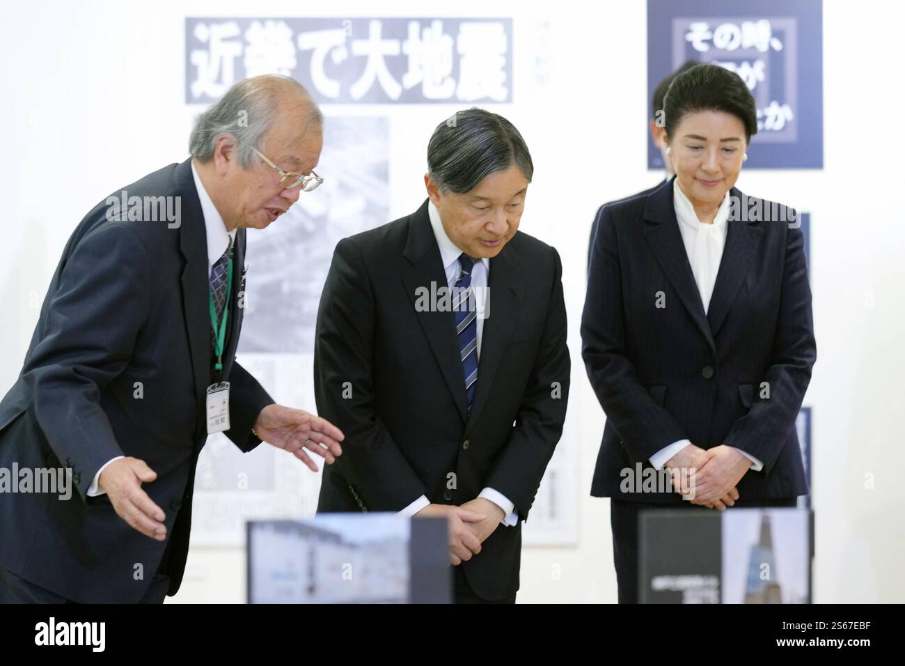 Japanese Emperor Naruhito (C) and Empress Masako visit Hyogo ...