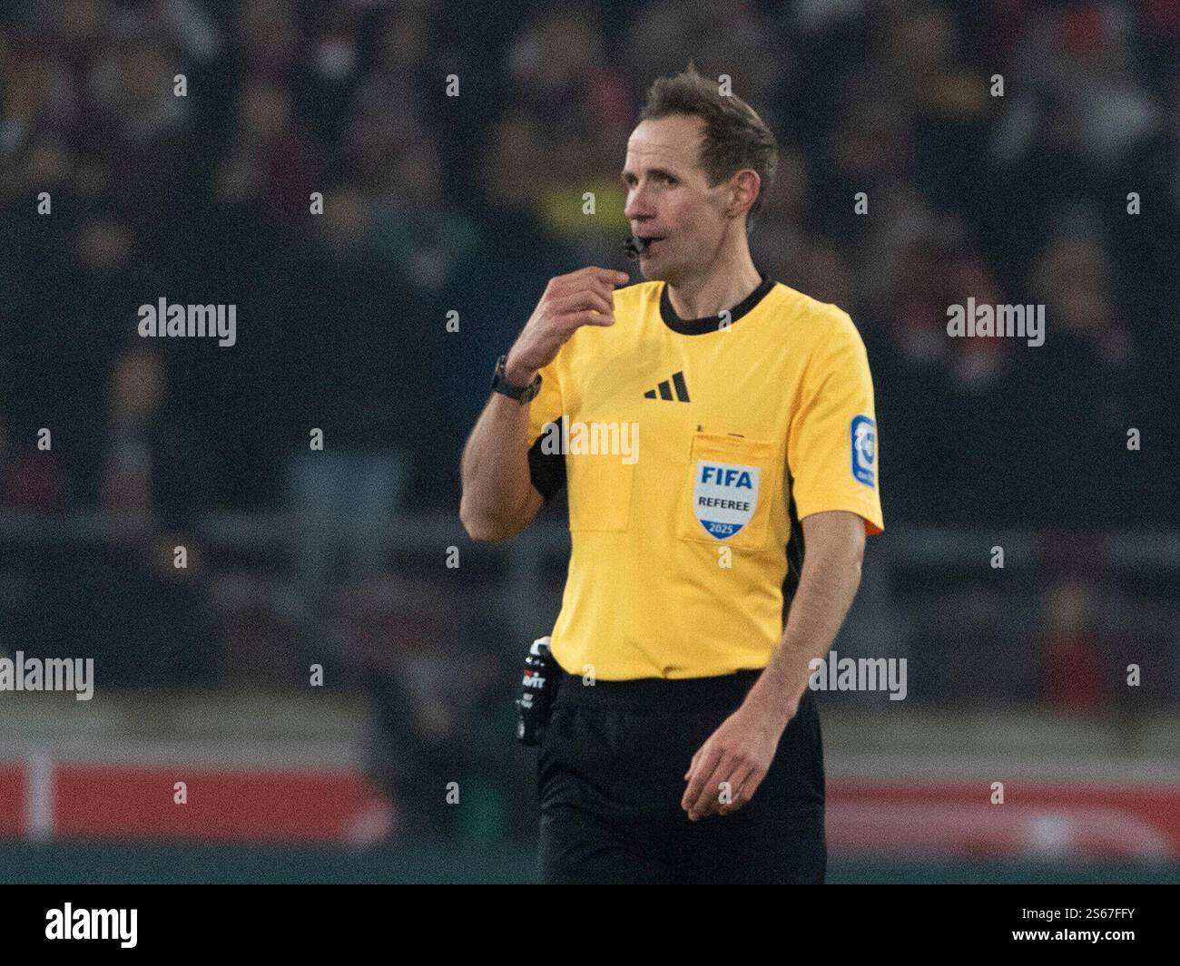 Stuttgart, Deutschland. 15th Jan, 2025. Schiedsrichter Sascha Stegemann ...