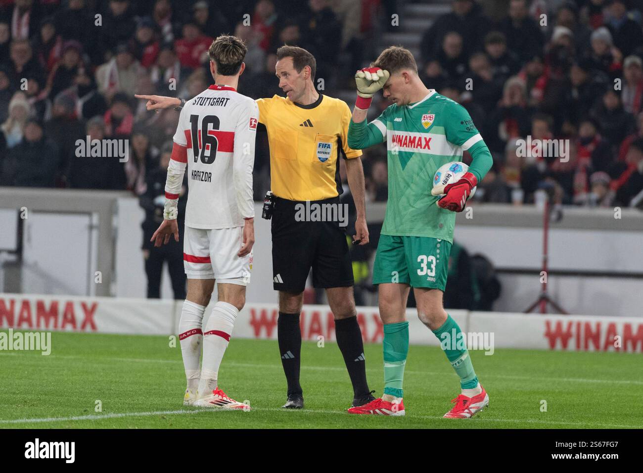 v.li. Atakan Karazor (VfB Stuttgart, #16), Schiedsrichter Sascha ...