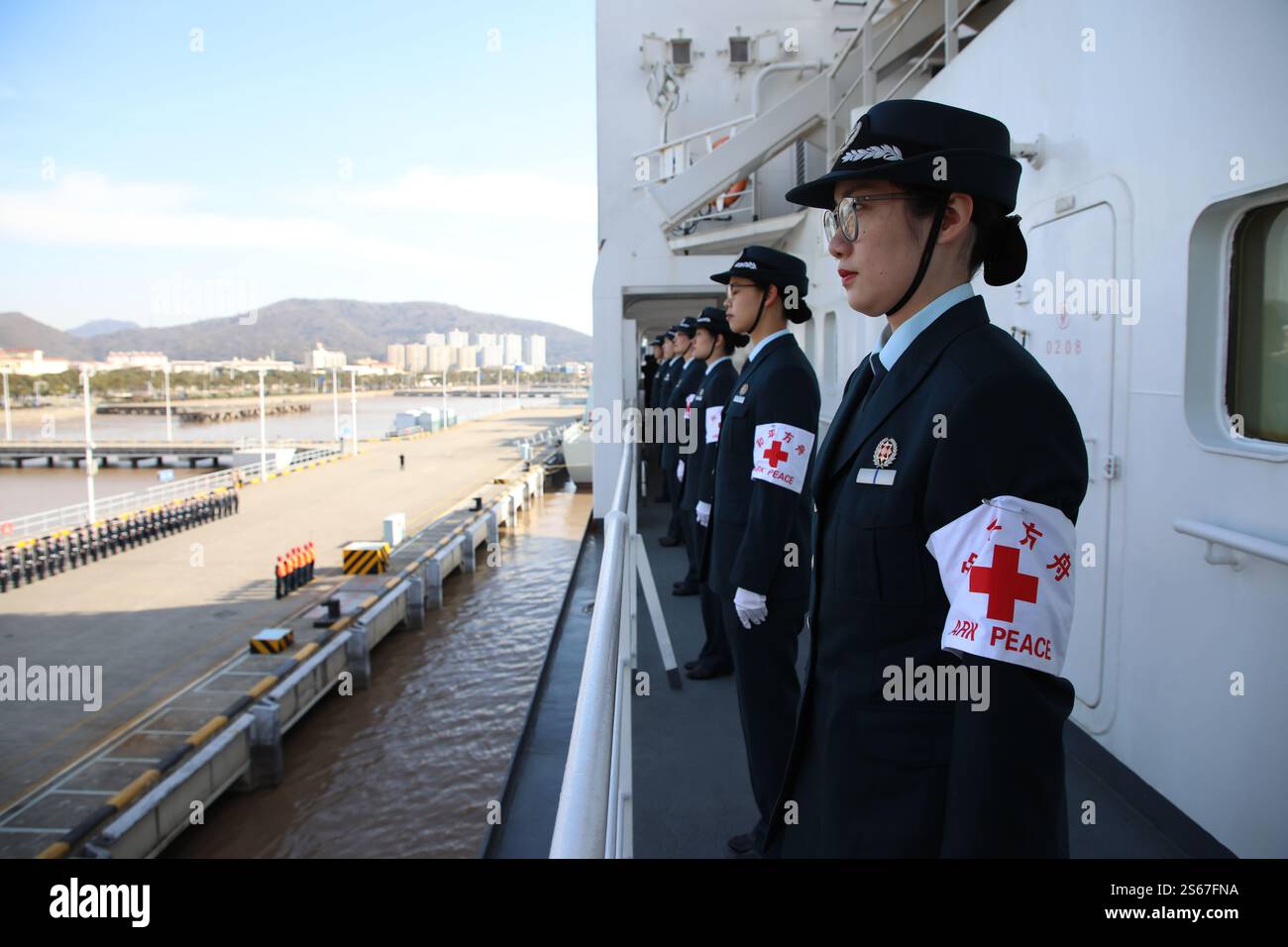 (250116) -- HANGZHOU, Jan. 16, 2025 (Xinhua) -- Medical personnel of ...