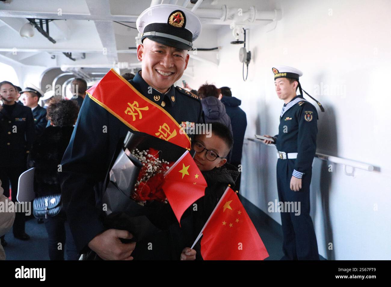 (250116) -- HANGZHOU, Jan. 16, 2025 (Xinhua) -- Medical personnel of ...