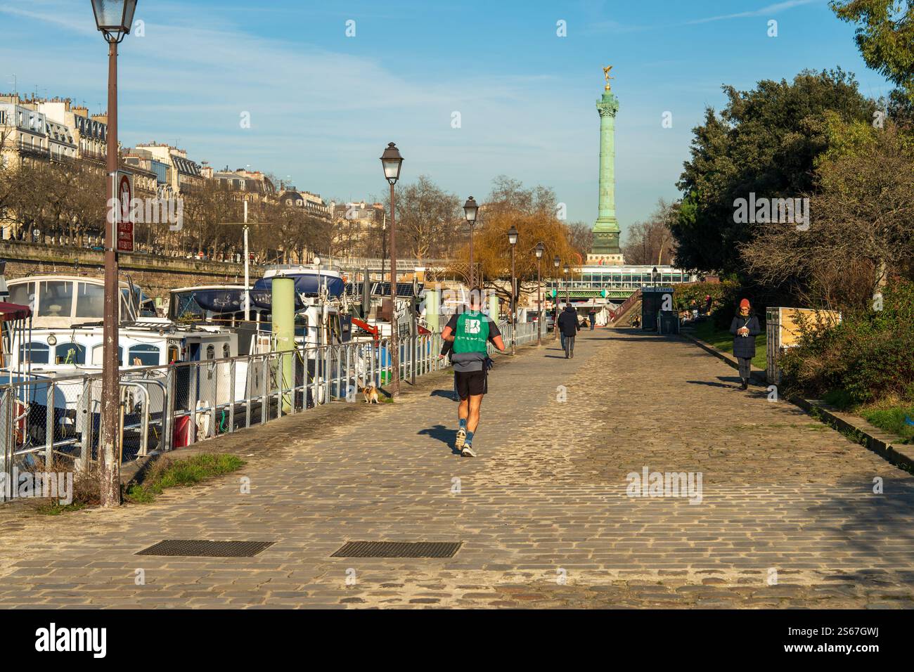 People jogging along scenic park hi-res stock photography and images ...