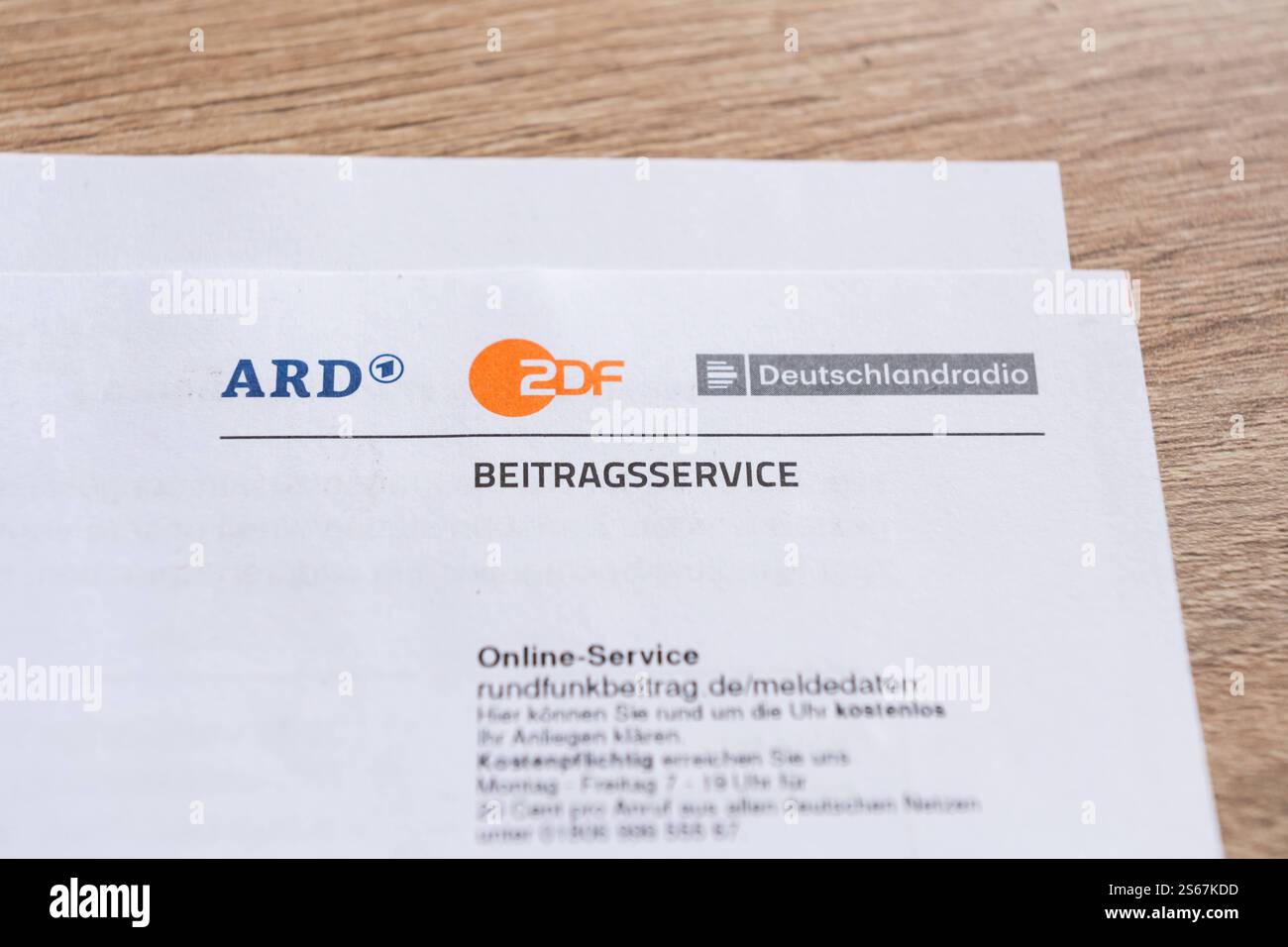 Ein Schreiben zum Rundfunkbeitrag auf dem die Logos von ARD, ZDF und ...