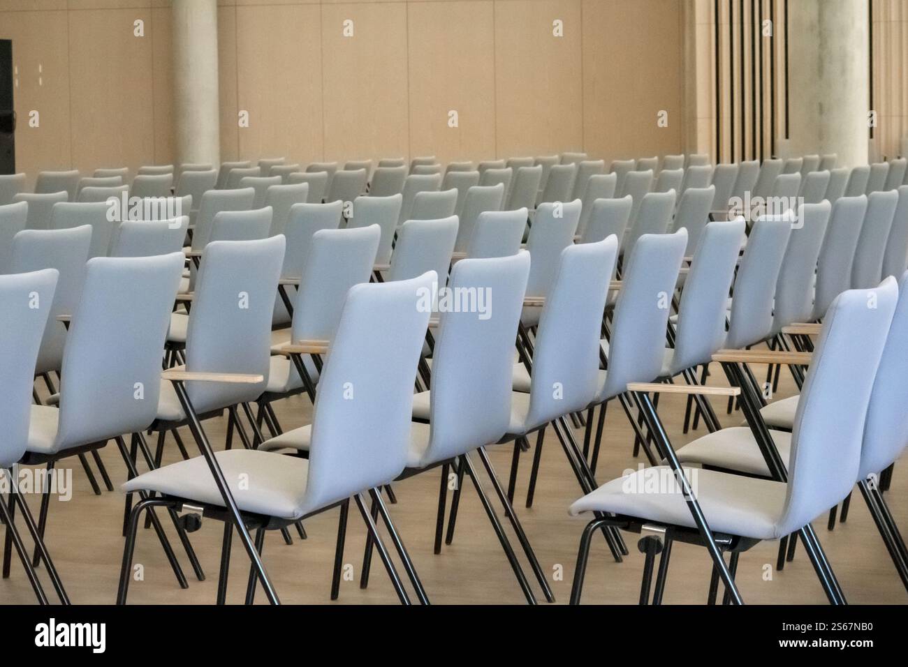 Light colored tables hi-res stock photography and images - Alamy