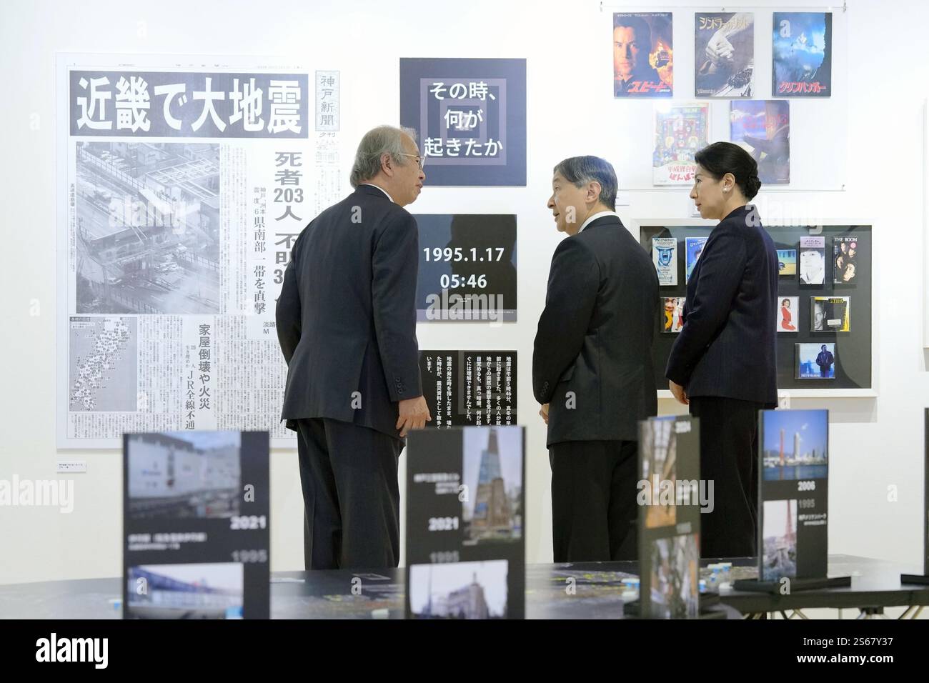 Japanese Emperor Naruhito (C) and Empress Masako visit Hyogo ...