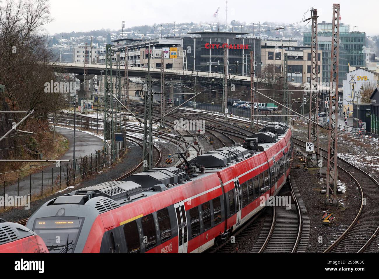 Ein Zug der DB, RSX, Rhein Sieg Express, RE9, faehrt fährt in den ...
