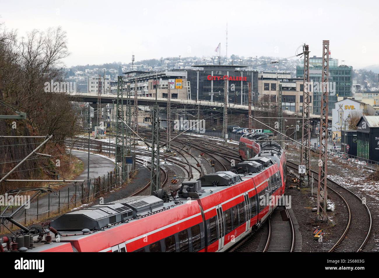 Ein Zug der DB, RSX, Rhein Sieg Express, RE9, faehrt fährt in den ...