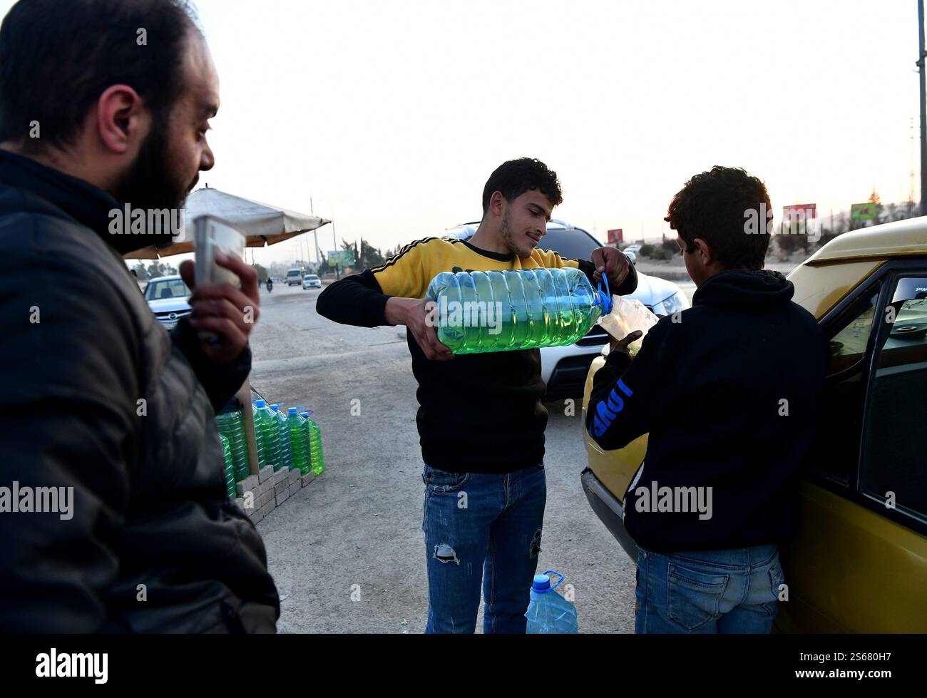 (250116) -- DAMASCUS, Jan. 16, 2025 (Xinhua) -- Street vendors sell ...