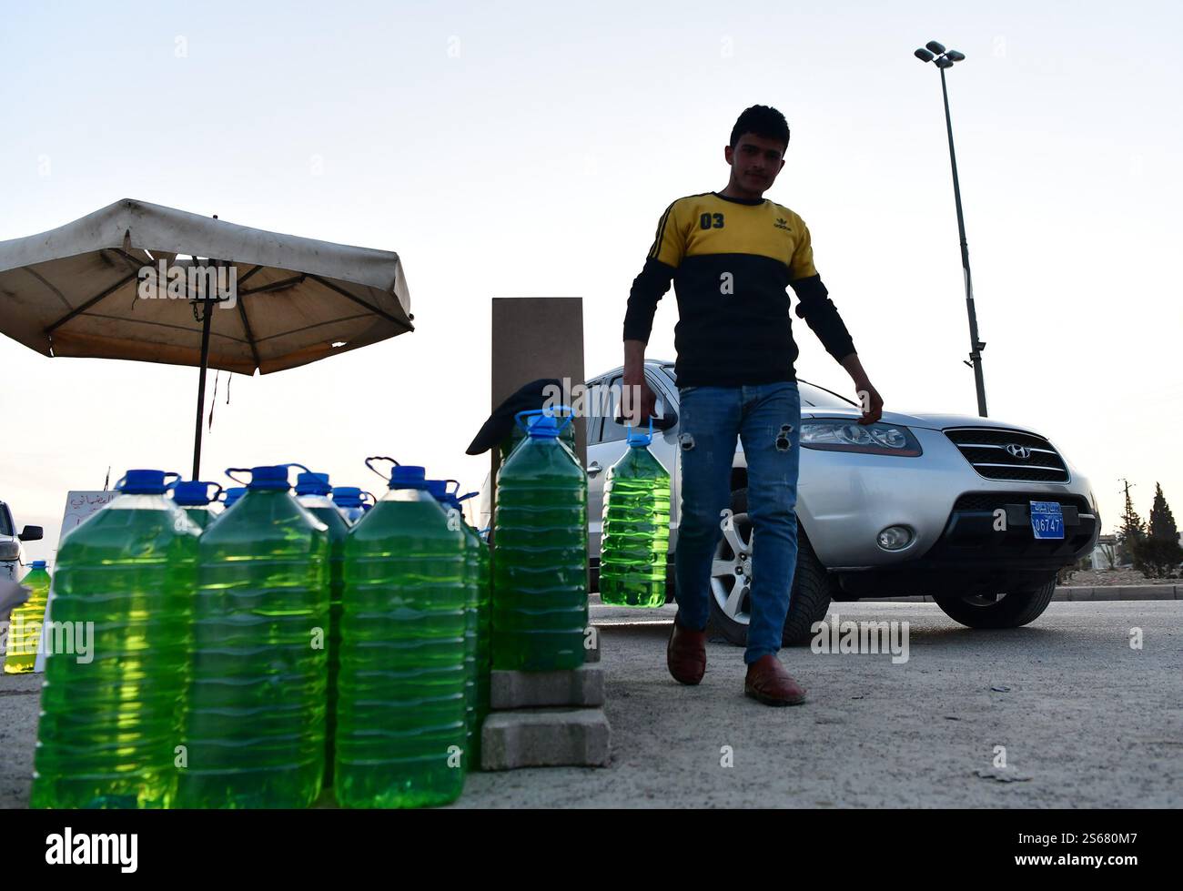 (250116) -- DAMASCUS, Jan. 16, 2025 (Xinhua) -- A street vendor sells ...