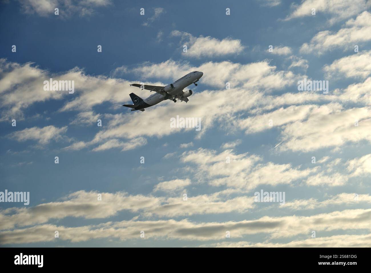 Lufthansa a320 im flug hi-res stock photography and images - Alamy
