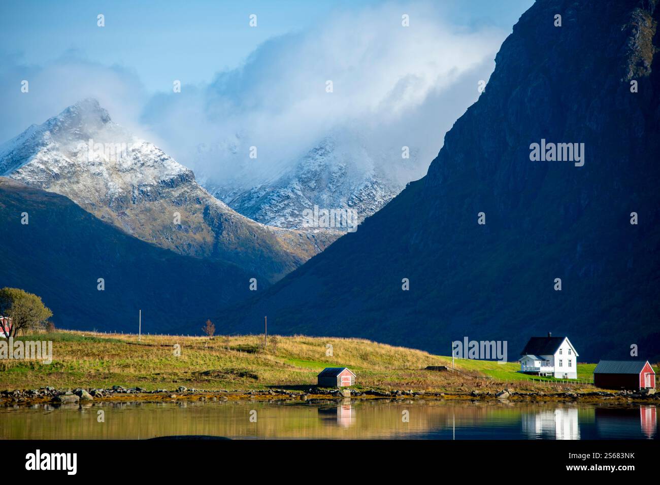 Bay fishing village lofoten hi-res stock photography and images - Alamy