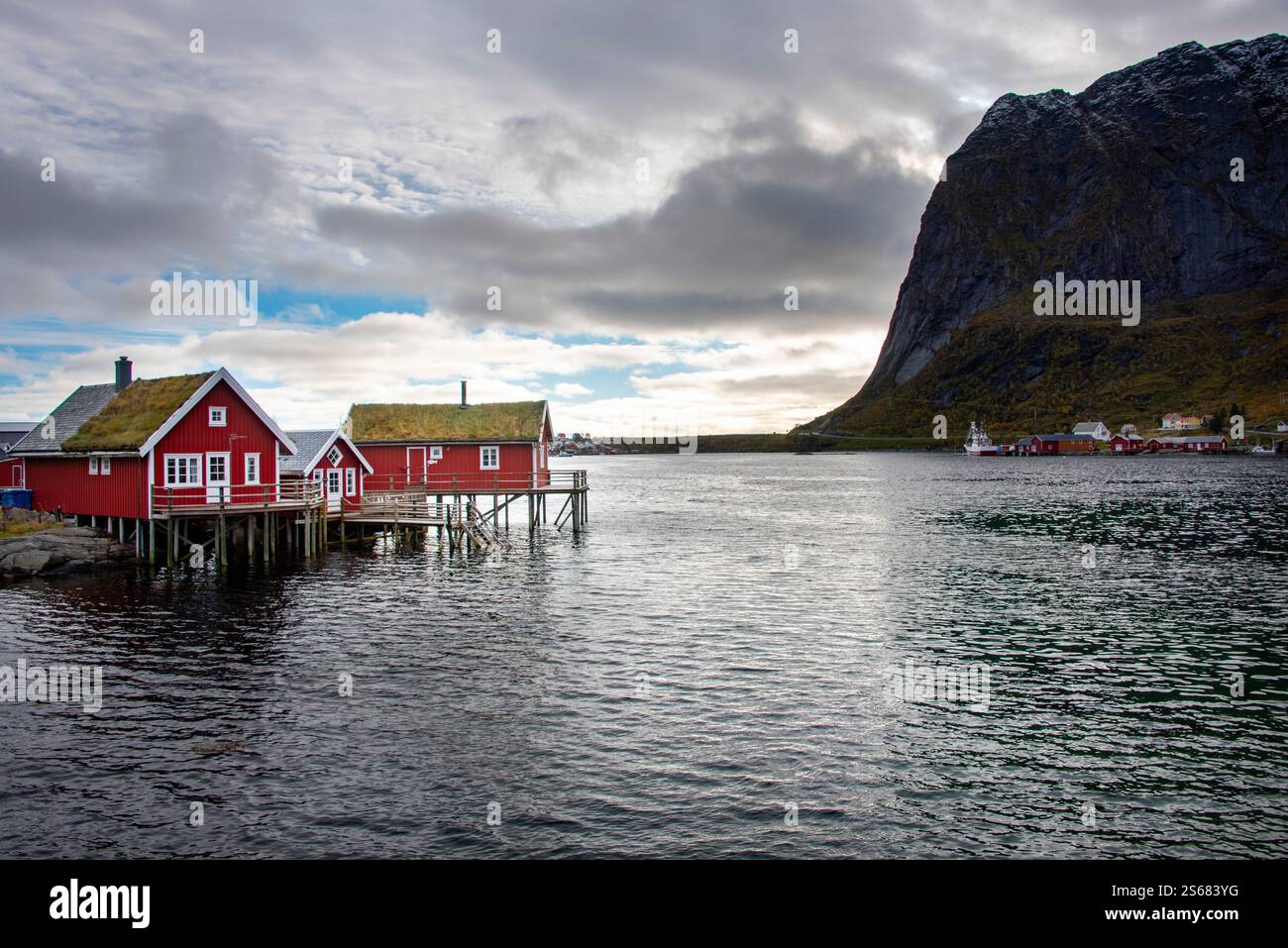 Traditional Rorbu House in Reine - Lofoten - Norway Stock Photo - Alamy