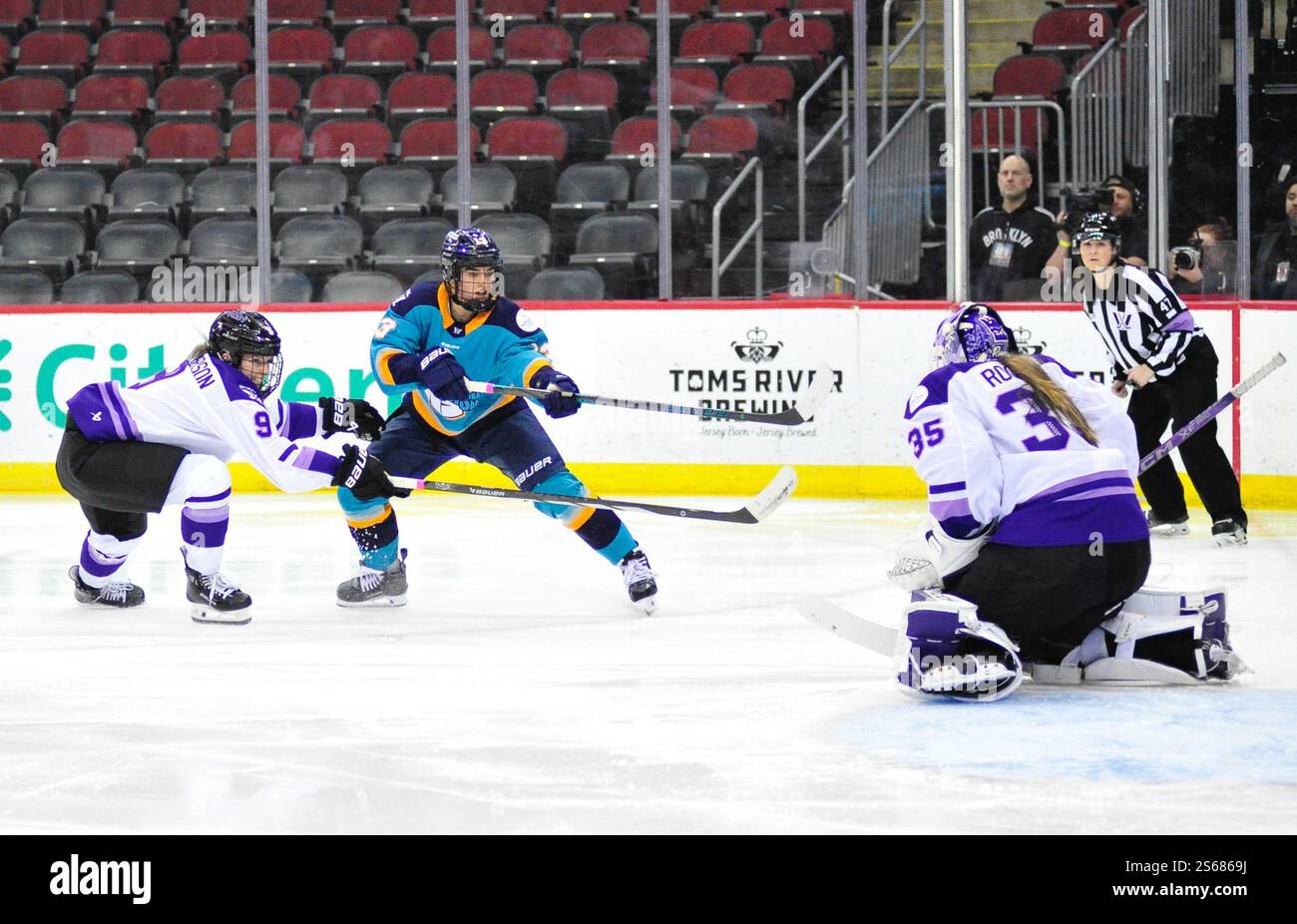 Newark, USA. 15th Jan, 2025. New York's Elle Hartje (13) and Minnesota ...