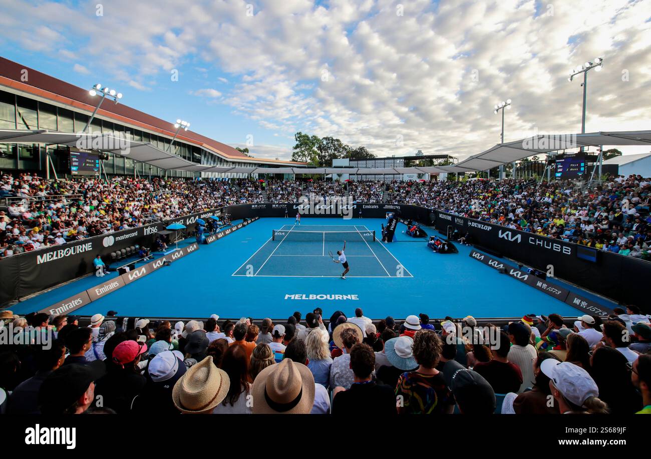 (250116) -- MELBOURNE, Jan. 16, 2025 (Xinhua) -- Lorenzo Sonego (front) serves during the men's ...