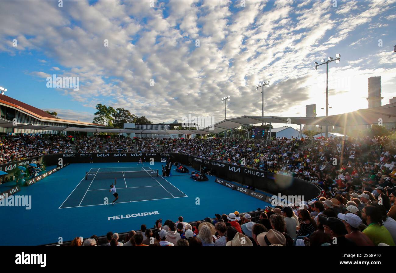 (250116) -- MELBOURNE, Jan. 16, 2025 (Xinhua) -- Lorenzo Sonego (front) serves during the men's ...