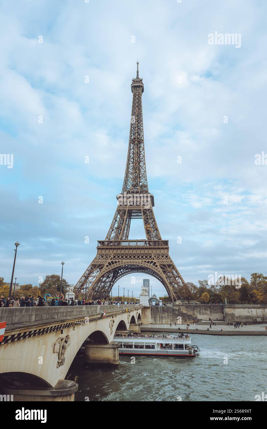 Eiffel tower global symbol hi-res stock photography and images - Alamy