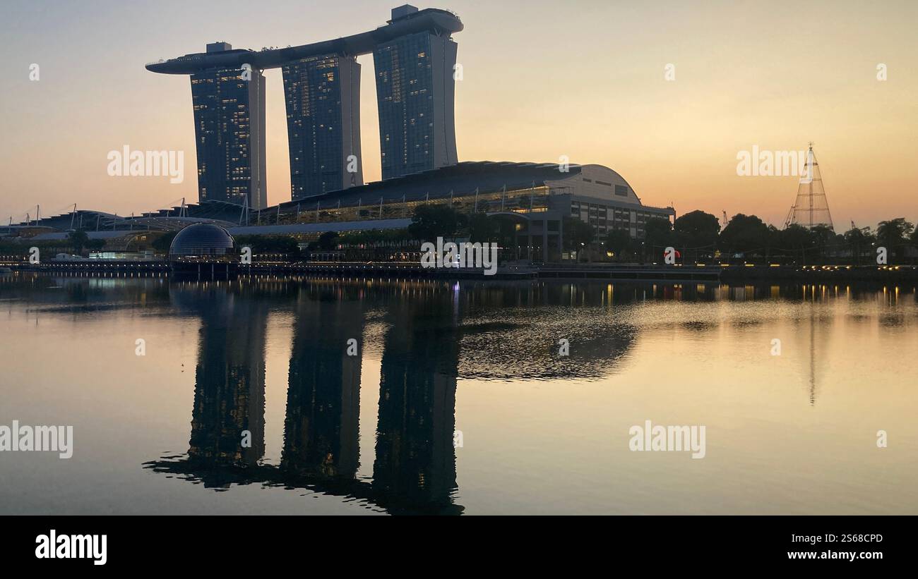 The iconic Marina Bay Sands building reflecting in the water at dawn ...