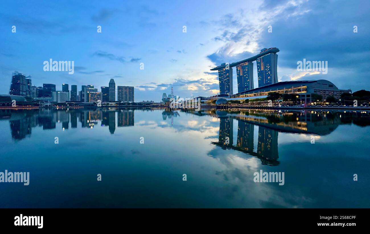 The iconic Marina Bay Sands building reflecting in the water at dawn ...