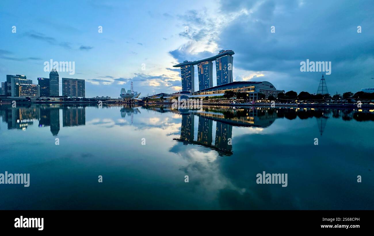 The iconic Marina Bay Sands building reflecting in the water at dawn ...