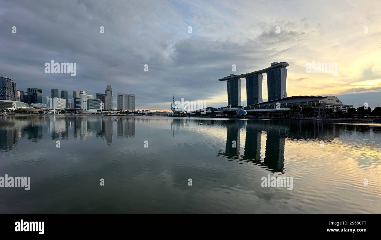 The iconic Marina Bay Sands building reflecting in the water at dawn ...