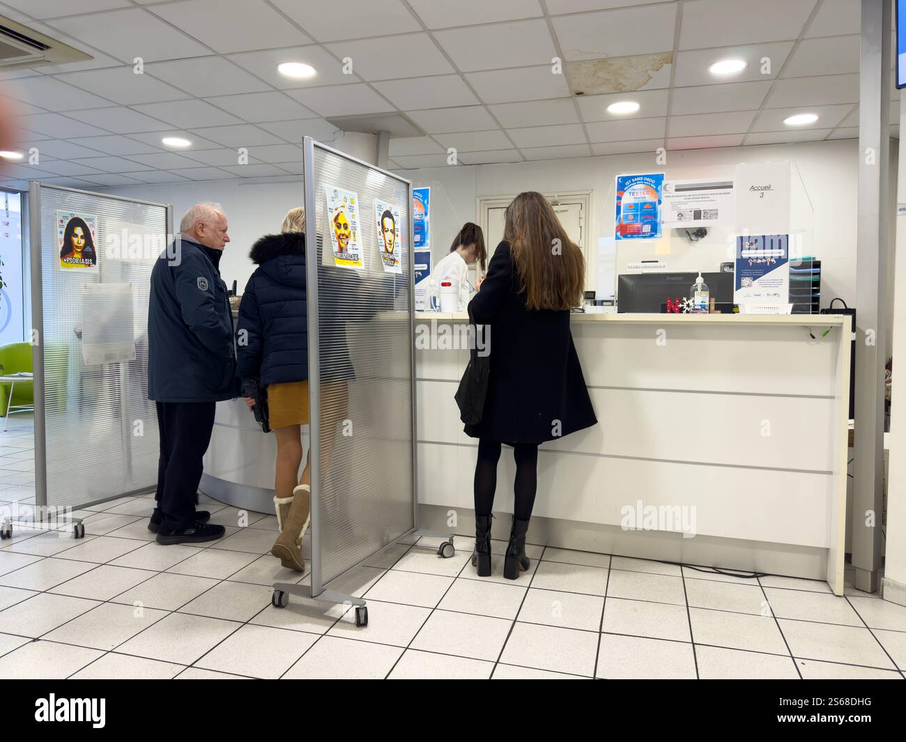 Service counter retail interaction hi-res stock photography and images ...