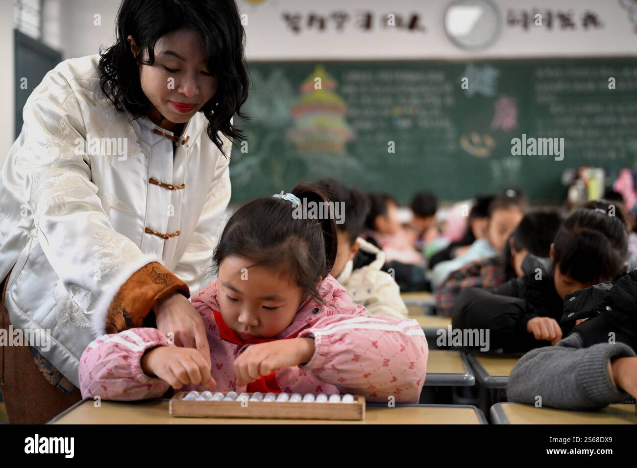 (250116) -- HUANGSHAN, Jan. 16, 2025 (Xinhua) -- Wang Suqiu guides a ...