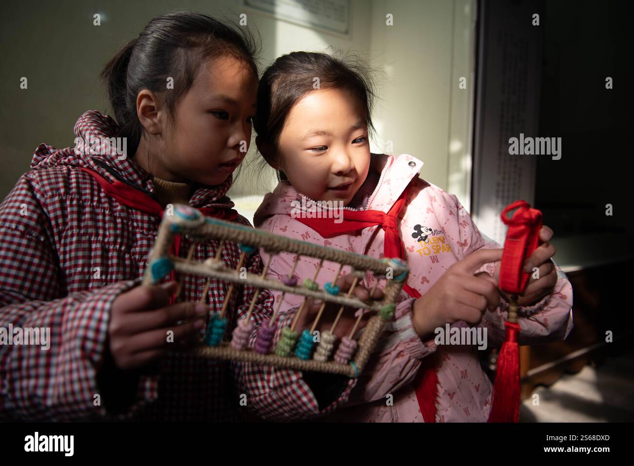 (250116) -- HUANGSHAN, Jan. 16, 2025 (Xinhua) -- Primary school ...