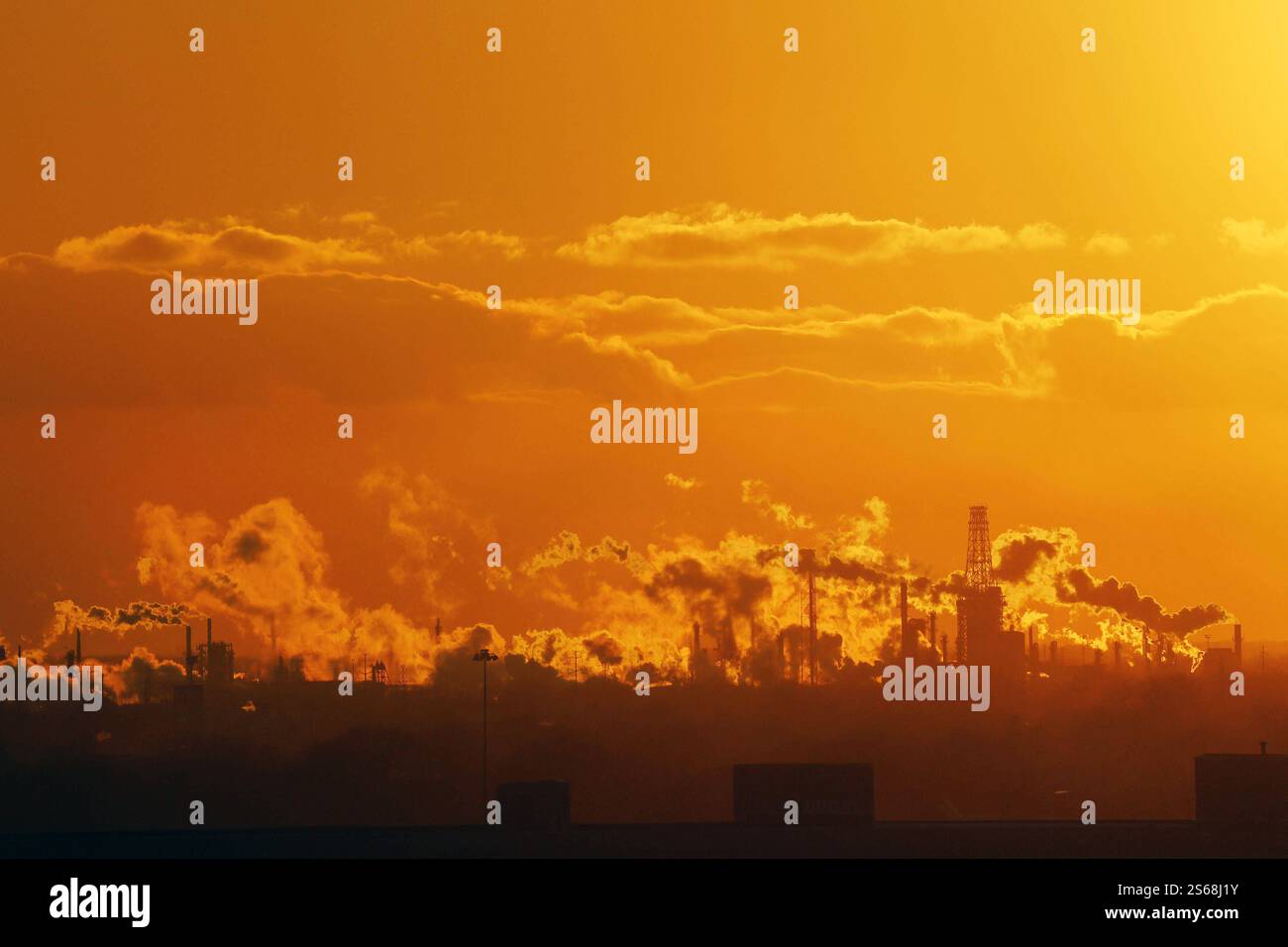 Abgase und Wolken über einer großen Industrieanlage nahe Detroits im ...