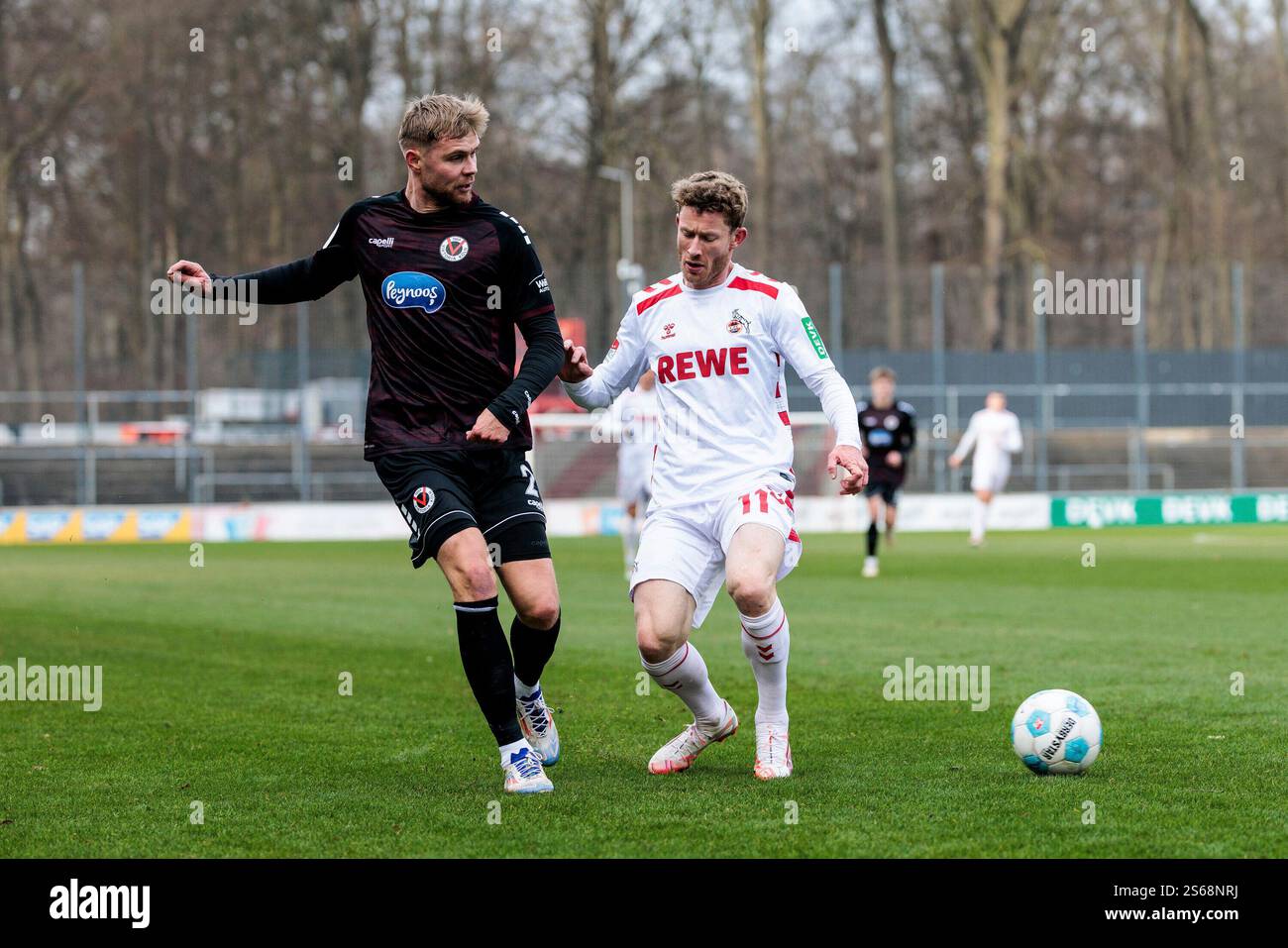 Zweikampf Lars Dietz (Viktoria K?ln, 2), Florian Kainz (1. FC K?ln, 11 ...