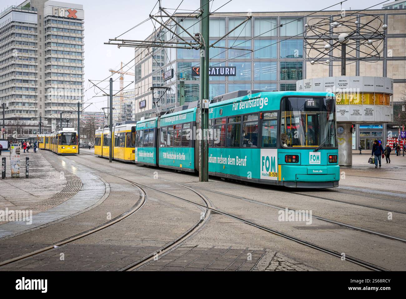 Straßenbahn der Berliner Verkehrsbetriebe BVG fährt über den ...