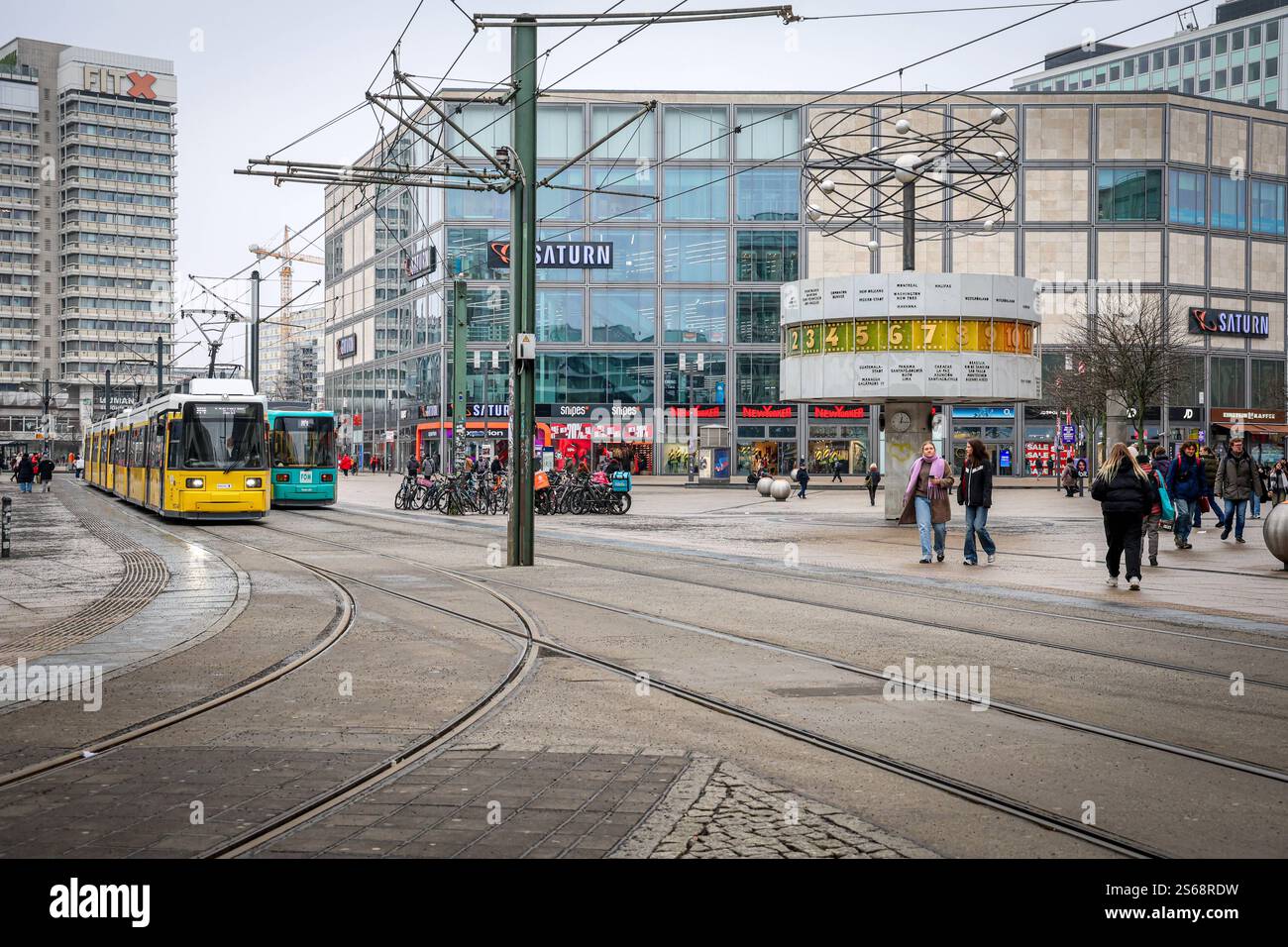 Straßenbahn der Berliner Verkehrsbetriebe BVG fährt über den Alexanderplatz. DEU, Deutschland ...