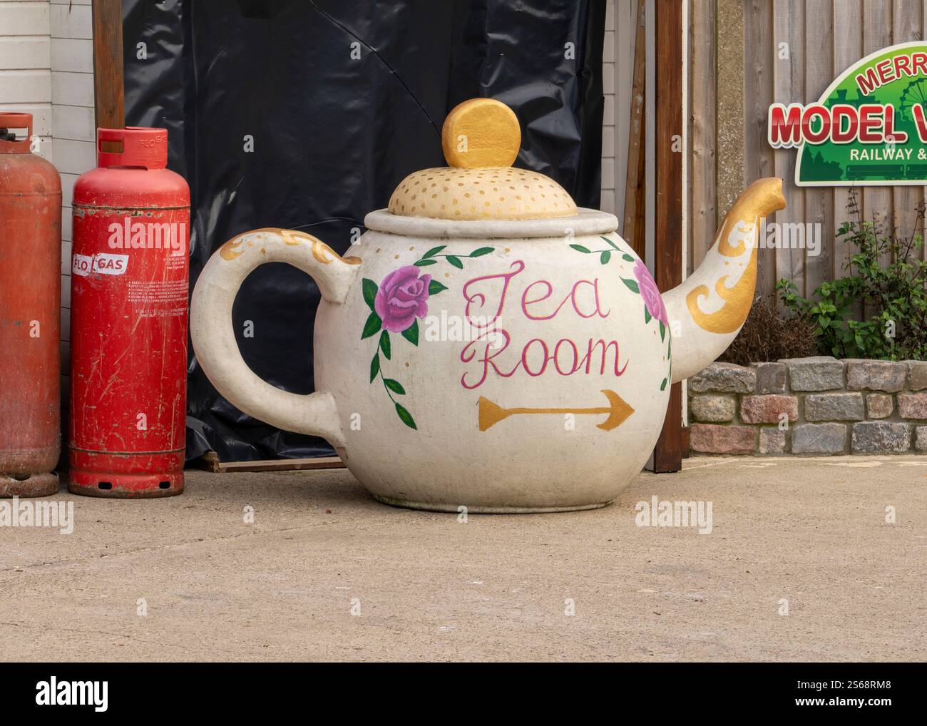 Very large teapot with arrow pointing the way to tearooms Stock Photo ...