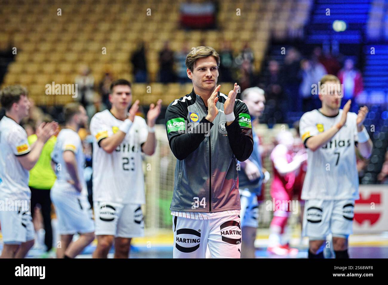 Rune Dahmke (Deutschland, #34) bedankt sich bei den Fans nach Sieg ...