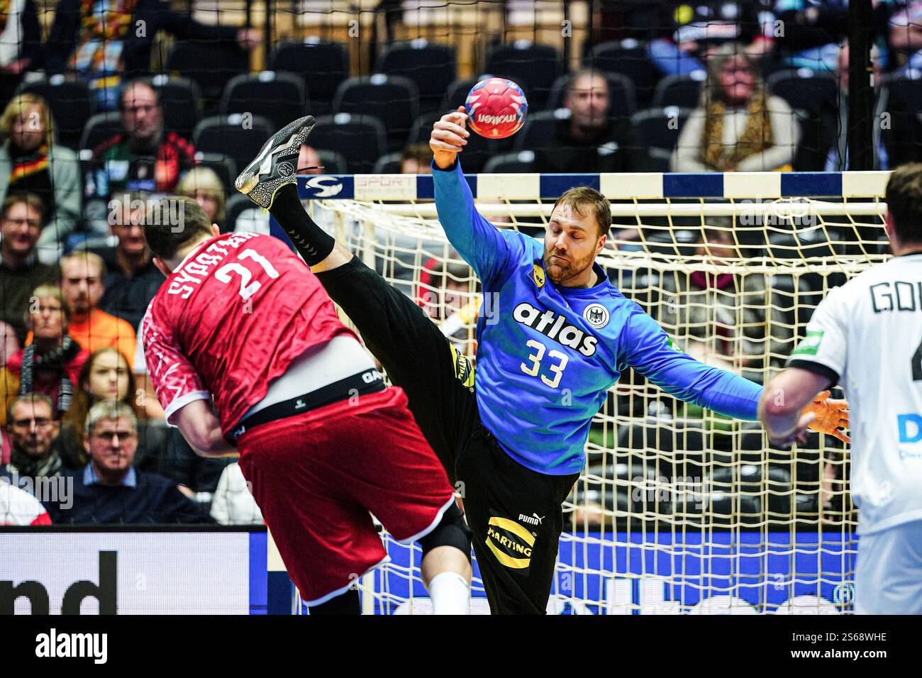 7 Meter Wurf/Tor Pawel Paterek (Polen, #11), Andreas Wolff (Deutschland ...