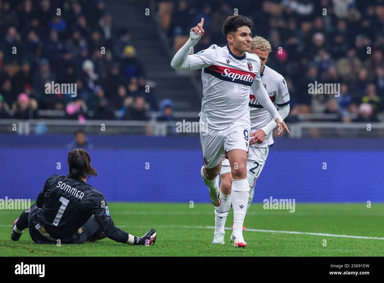Milan, Italien. 15th Jan, 2025. Santiago Castro of Bologna FC ...