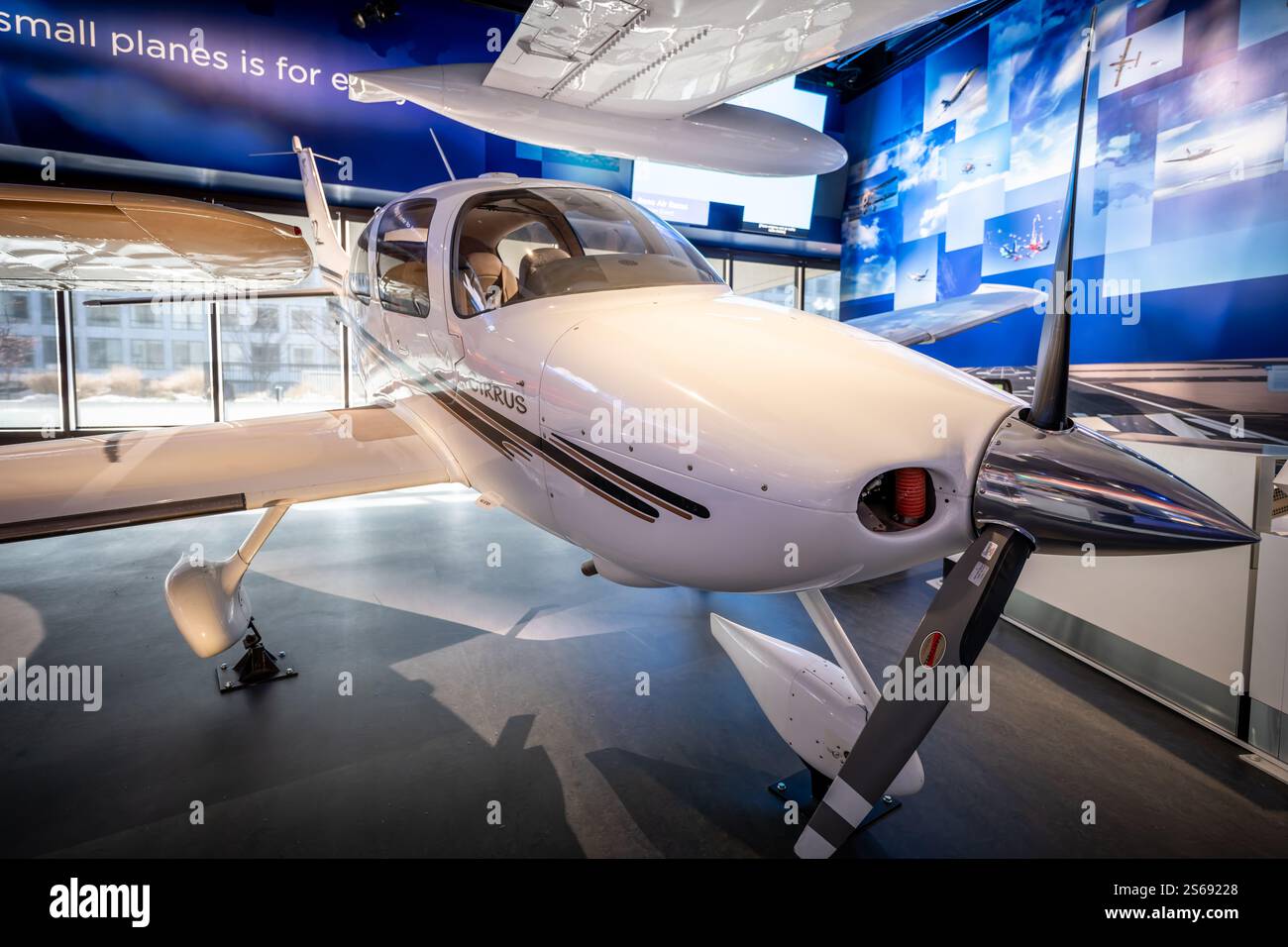 WASHINGTON DC — The 2003 Cirrus SR22 (N266CD) at the National Air and ...