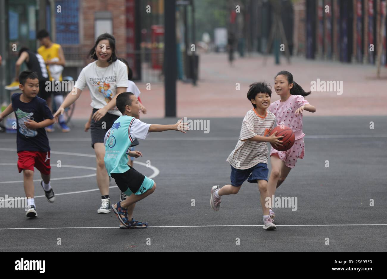 (250116) -- SHENYANG, Jan. 16, 2025 (Xinhua) -- Children play ...