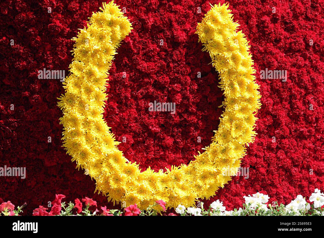 30.03.2024, Dubai, VAE - Hufeisen aus Blumen. asiatisch, Asien, aussen ...