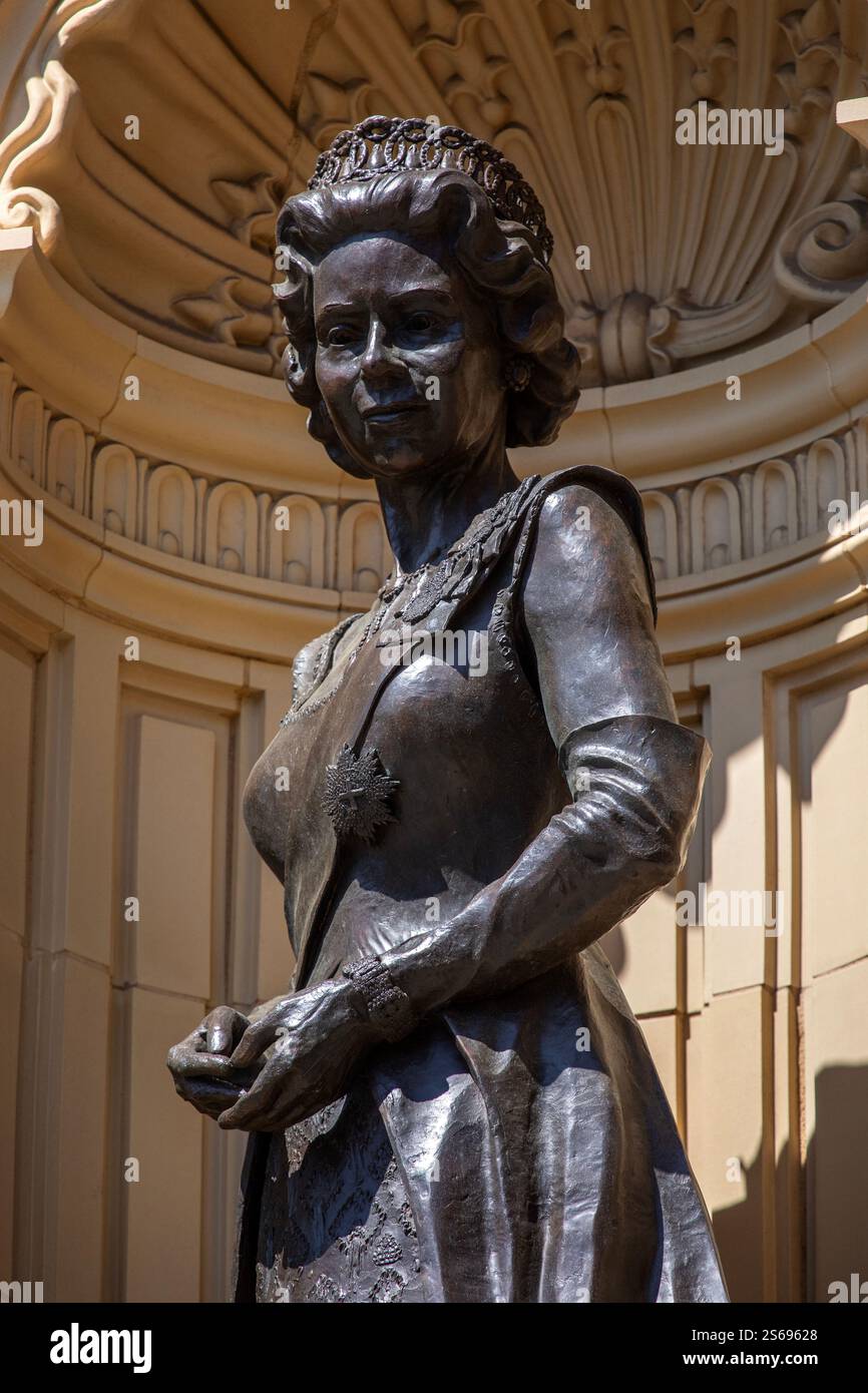 London, UK - July 29th 2024: Statue of Queen Elizabeth II on the ...