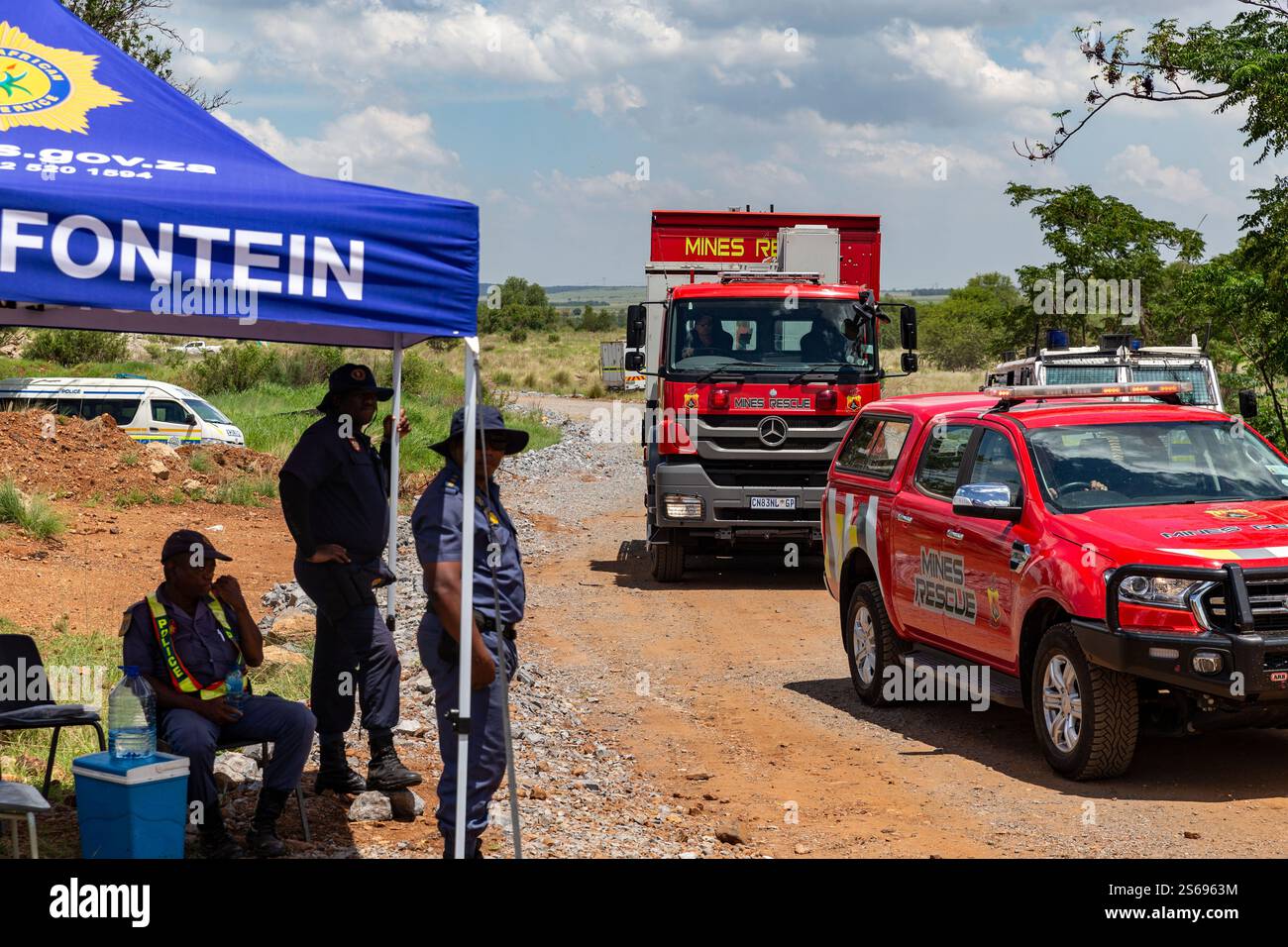 (250116) -- JOHANNESBURG, Jan. 16, 2025 (Xinhua) -- Rescue vehicles are ...