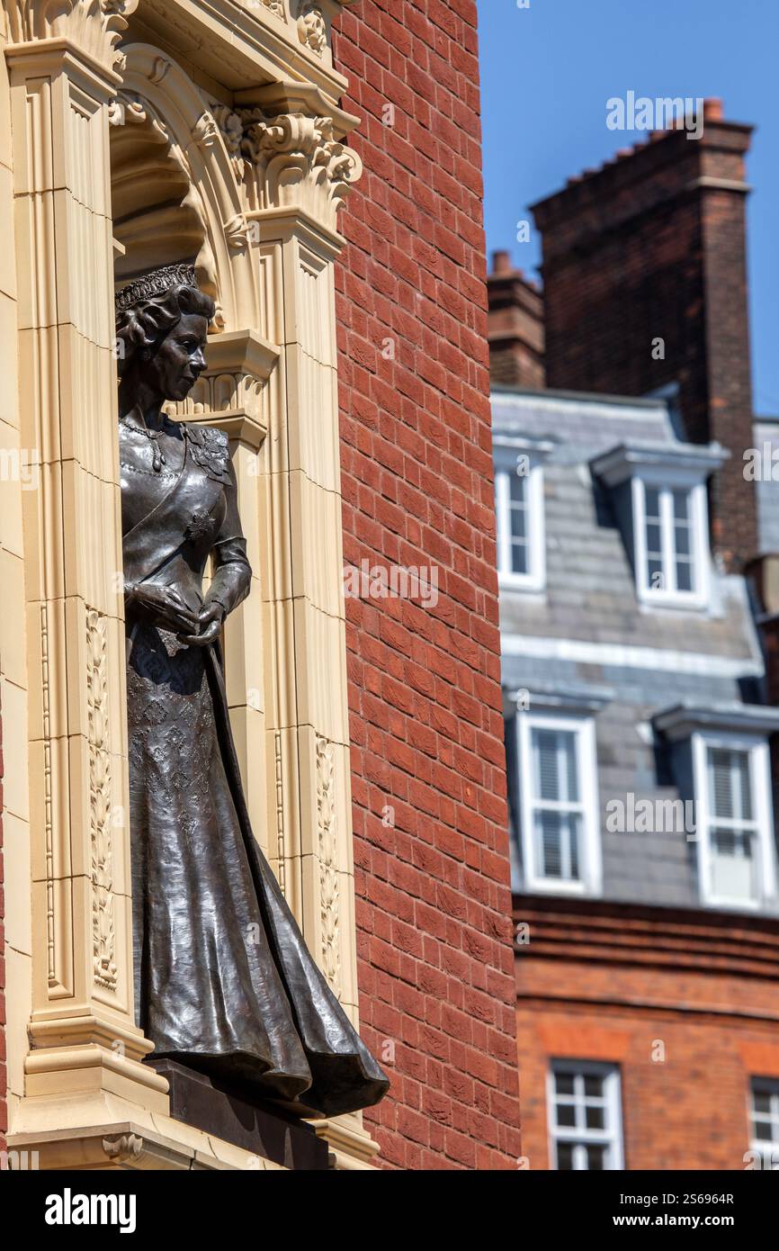 London, UK - July 29th 2024: Statue of Queen Elizabeth II on the ...